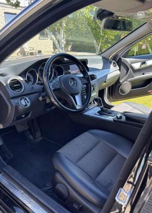 Melns Mercedes-Benz C 200 2011 Klaipėda, ar dzinēja tilpumu 2.14 L un nobraukumu 330 tūkst. km par 6900 €, foto 6 vietnē AUTOMOTO.COM.LV
