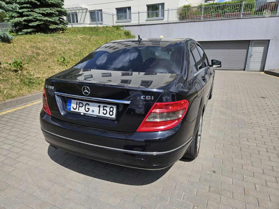 Melns Mercedes-Benz C 200 2011 Viļņa, ar dzinēja tilpumu 2.15 L un nobraukumu 279 tūkst. km par 3150 €, foto 6 vietnē AUTOMOTO.COM.LV