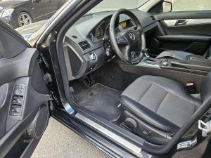 Melns Mercedes-Benz C 200 2011 Viļņa, ar dzinēja tilpumu 2.15 L un nobraukumu 279 tūkst. km par 3150 €, foto 12 vietnē AUTOMOTO.COM.LV