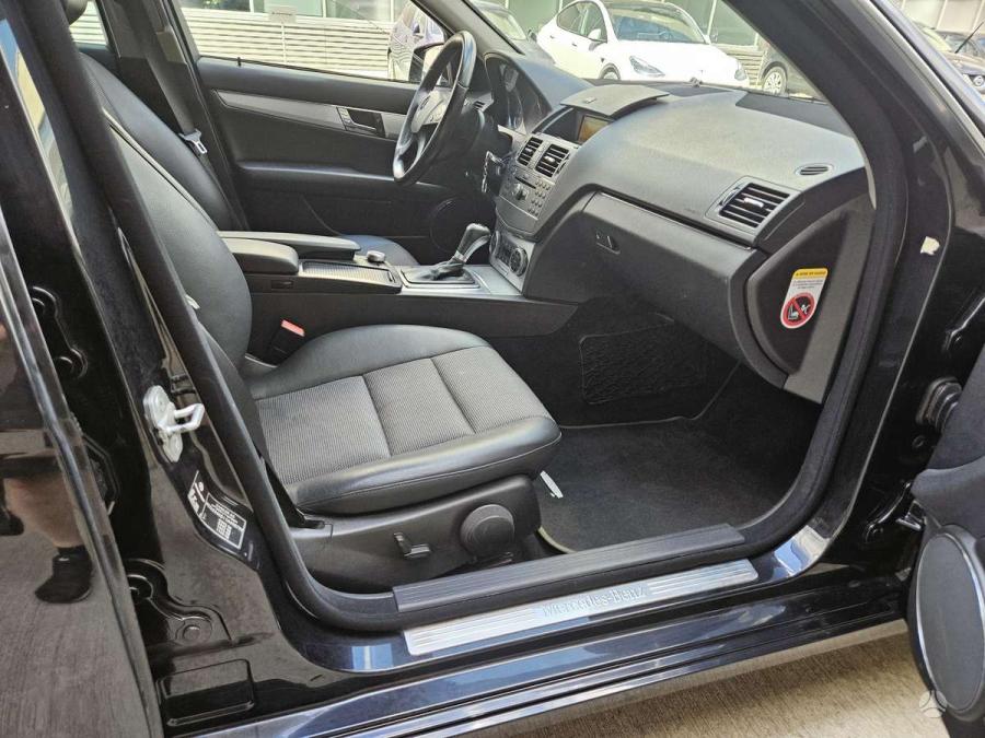 Melns Mercedes-Benz C 200 2011 Viļņa, ar dzinēja tilpumu 2.15 L un nobraukumu 279 tūkst. km par 3150 €, foto 13 vietnē AUTOMOTO.COM.LV