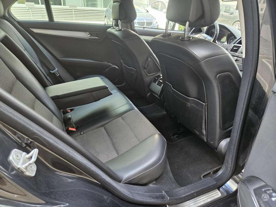 Melns Mercedes-Benz C 200 2011 Viļņa, ar dzinēja tilpumu 2.15 L un nobraukumu 279 tūkst. km par 3150 €, foto 14 vietnē AUTOMOTO.COM.LV