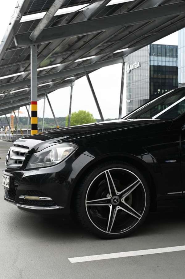 Melns Mercedes-Benz C 200 2011 Viļņa, ar dzinēja tilpumu 2.14 L un nobraukumu 266 tūkst. km par 8400 €, foto 4 vietnē AUTOMOTO.COM.LV