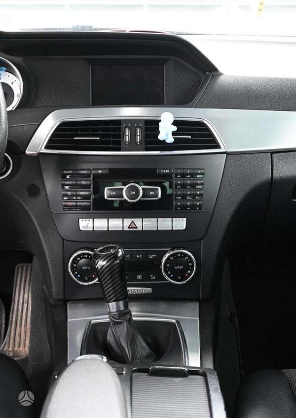Melns Mercedes-Benz C 200 2011 Viļņa, ar dzinēja tilpumu 2.14 L un nobraukumu 266 tūkst. km par 8400 €, foto 6 vietnē AUTOMOTO.COM.LV