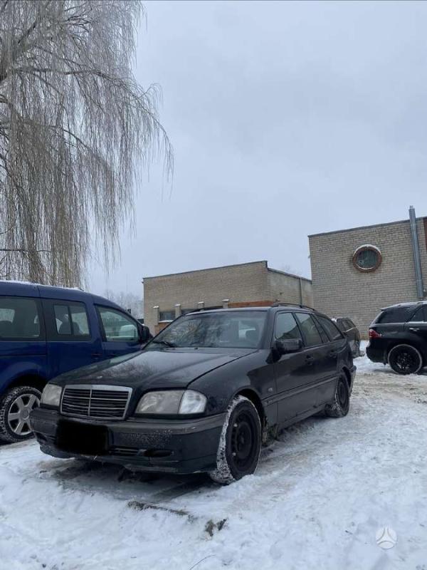 Melns Mercedes-Benz C 200 2000 Kauņa, ar dzinēja tilpumu 2.00 L un nobraukumu 310 tūkst. km par 1299 €, foto 1 vietnē AUTOMOTO.COM.LV