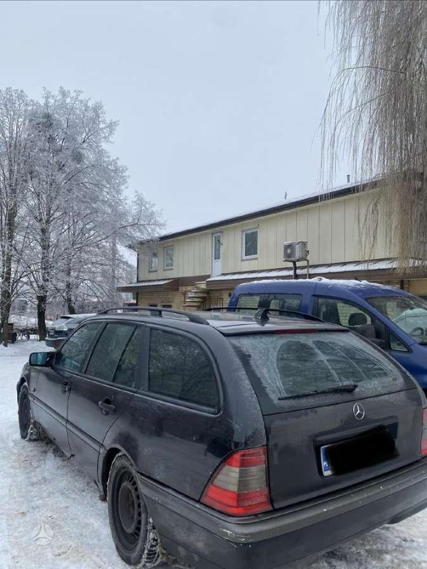 Melns Mercedes-Benz C 200 2000 Kauņa, ar dzinēja tilpumu 2.00 L un nobraukumu 310 tūkst. km par 1299 €, foto 4 vietnē AUTOMOTO.COM.LV