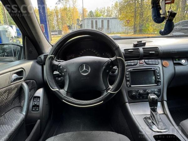 Black Mercedes-Benz C 200 2002 in Riga, with an engine capacity of 2.20 L and mileage of 0 thousand km for 990 €, photo 11 on AUTOMOTO.COM.LV