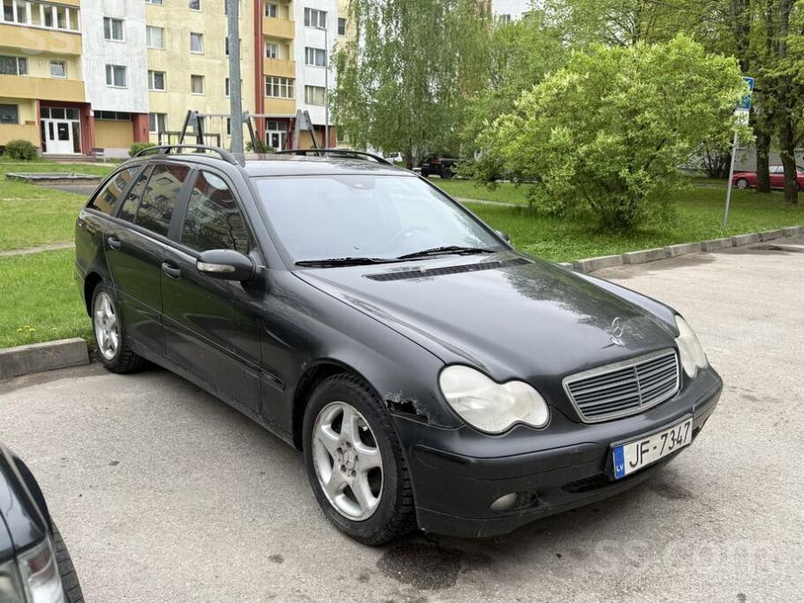 Black Mercedes-Benz C 200 2003 in Kuldiga, with an engine capacity of 2.20 L and mileage of 600 thousand km for 570 €, photo 3 on AUTOMOTO.COM.LV