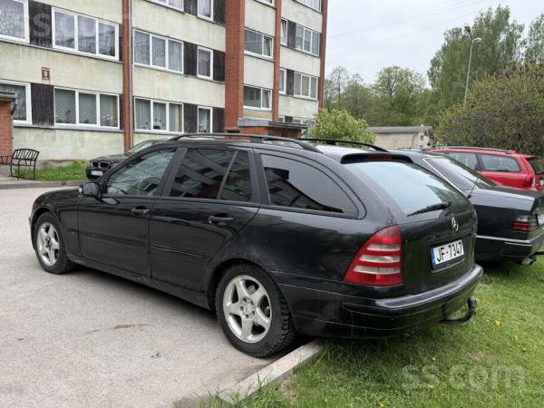 Black Mercedes-Benz C 200 2003 in Kuldiga, with an engine capacity of 2.20 L and mileage of 600 thousand km for 570 €, photo 4 on AUTOMOTO.COM.LV