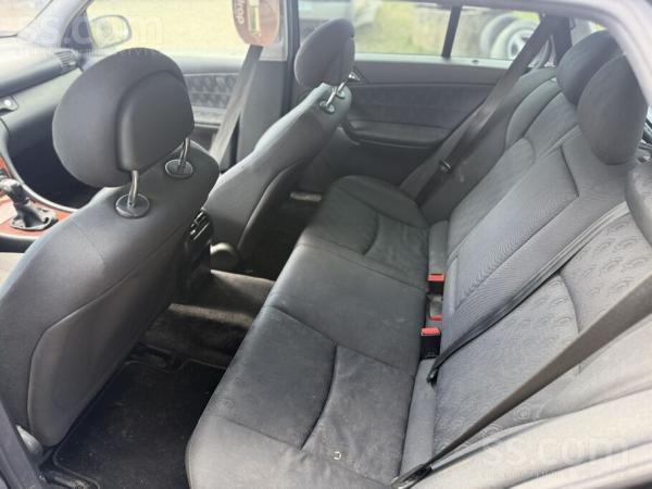 Black Mercedes-Benz C 200 2003 in Kuldiga, with an engine capacity of 2.20 L and mileage of 600 thousand km for 570 €, photo 5 on AUTOMOTO.COM.LV