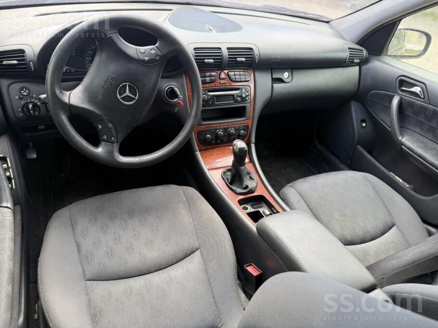 Black Mercedes-Benz C 200 2003 in Kuldiga, with an engine capacity of 2.20 L and mileage of 600 thousand km for 570 €, photo 7 on AUTOMOTO.COM.LV