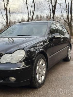 Черный Мерседес Ц 200 2004 в Рига, объемом двигателя 1.80 л и пробегом 0 тыс. км за 2290 €, фото 10 на AUTOMOTO.COM.LV