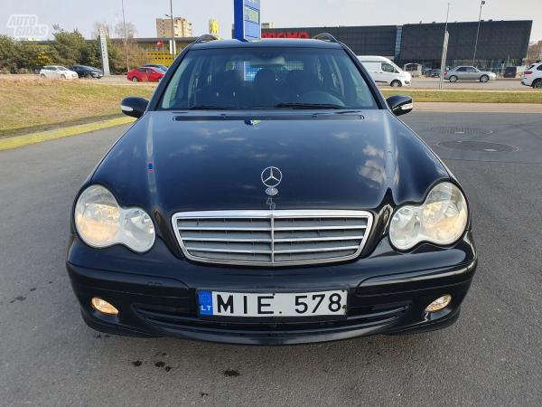 Black Mercedes-Benz C 200 2005 in Kaunas, with an engine capacity of 1.80 L and mileage of 319 thousand km for 1650 €, photo 2 on AUTOMOTO.COM.LV