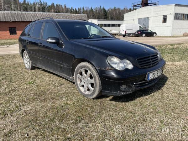 Black Mercedes-Benz C 200 2005 in Ogre, with an engine capacity of 2.20 L and mileage of 411 thousand km for 900 €, photo 1 on AUTOMOTO.COM.LV