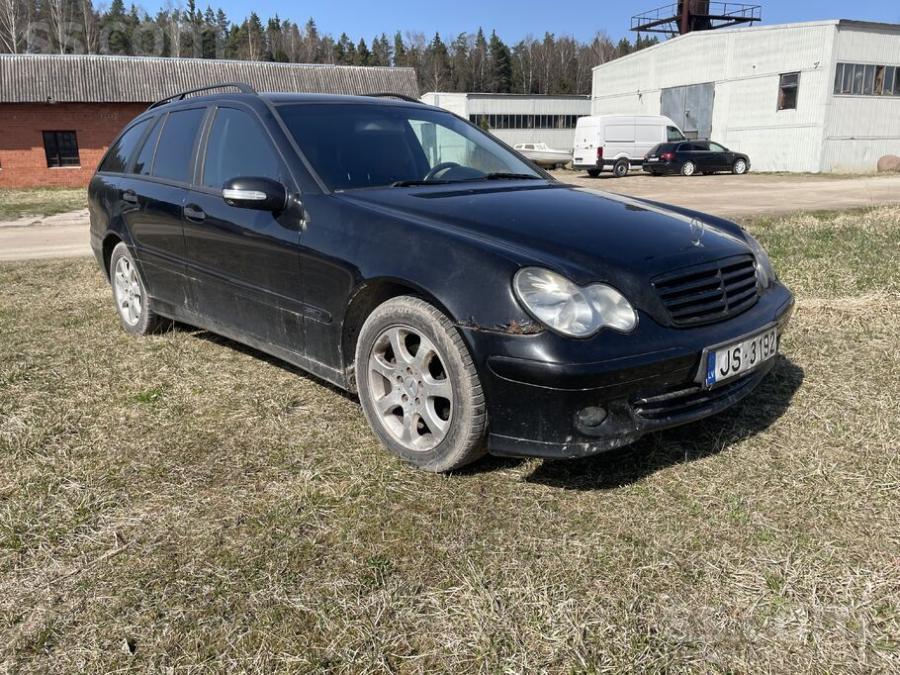 Черный Мерседес Ц 200 2005 в Огре, объемом двигателя 2.20 л и пробегом 411 тыс. км за 900 €, фото 1 на AUTOMOTO.COM.LV