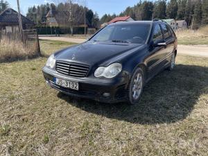 Черный Мерседес Ц 200 2005 в Огре, объемом двигателя 2.20 л и пробегом 411 тыс. км за 900 €, фото 3 на AUTOMOTO.COM.LV