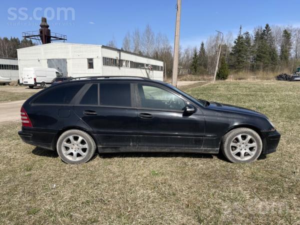 Black Mercedes-Benz C 200 2005 in Ogre, with an engine capacity of 2.20 L and mileage of 411 thousand km for 900 €, photo 3 on AUTOMOTO.COM.LV