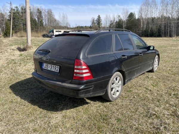 Black Mercedes-Benz C 200 2005 in Ogre, with an engine capacity of 2.20 L and mileage of 411 thousand km for 900 €, photo 4 on AUTOMOTO.COM.LV