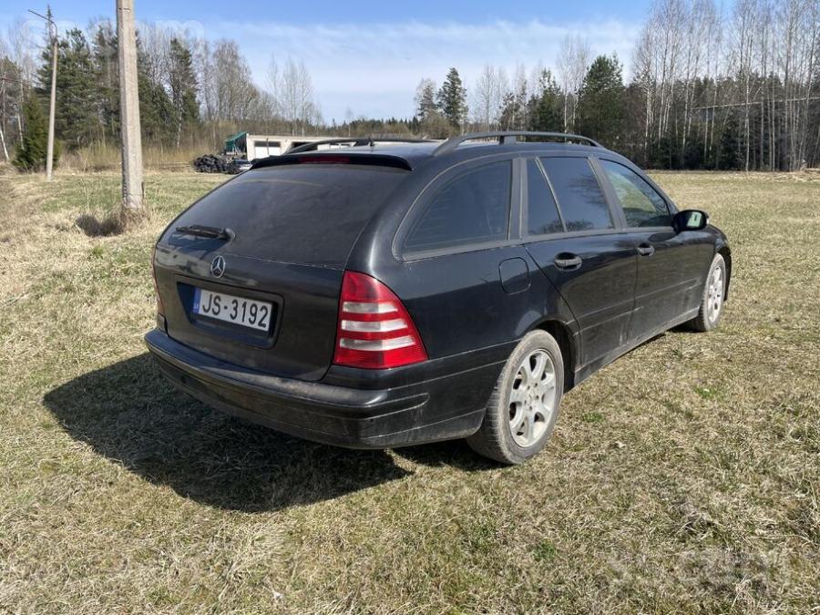 Черный Мерседес Ц 200 2005 в Огре, объемом двигателя 2.20 л и пробегом 411 тыс. км за 900 €, фото 5 на AUTOMOTO.COM.LV
