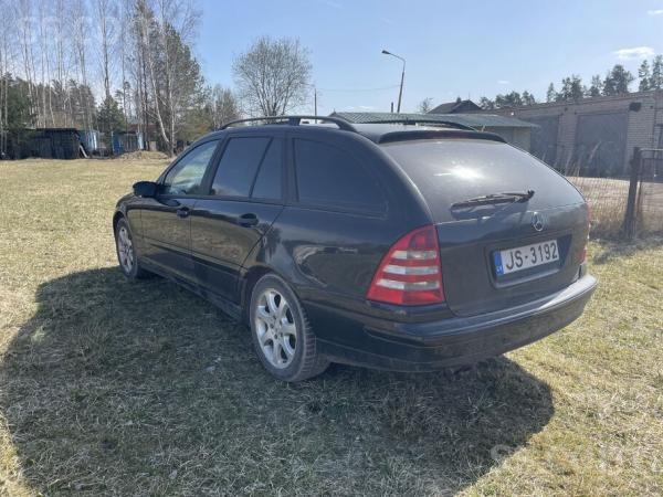 Black Mercedes-Benz C 200 2005 in Ogre, with an engine capacity of 2.20 L and mileage of 411 thousand km for 900 €, photo 5 on AUTOMOTO.COM.LV