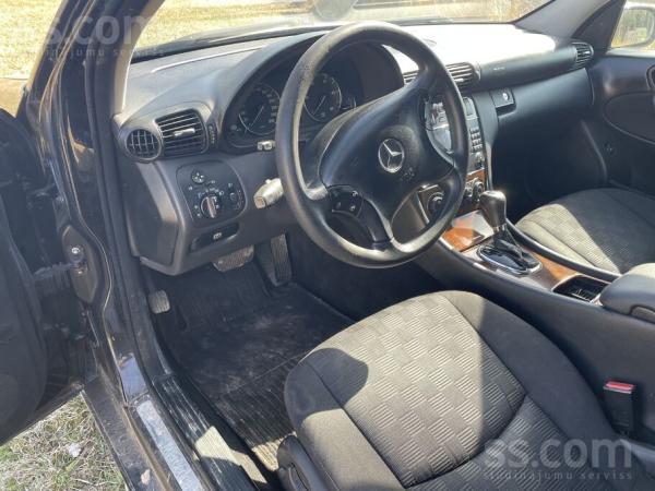 Black Mercedes-Benz C 200 2005 in Ogre, with an engine capacity of 2.20 L and mileage of 411 thousand km for 900 €, photo 7 on AUTOMOTO.COM.LV