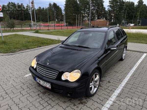 Black Mercedes-Benz C 200 2005 in Riga, with an engine capacity of 2.00 L and mileage of 499 thousand km for 1650 €, photo 1 on AUTOMOTO.COM.LV