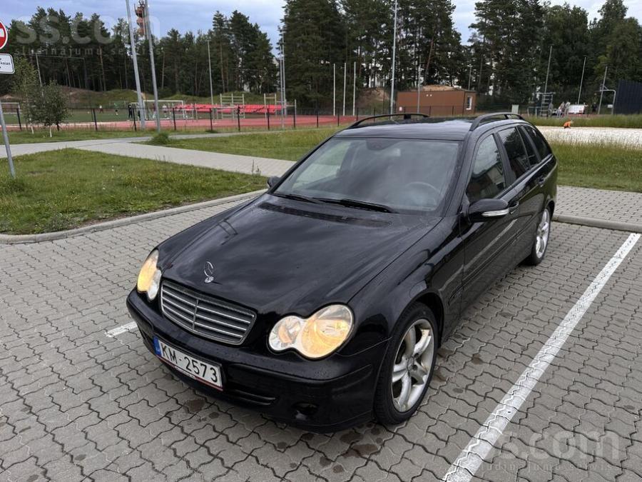 Black Mercedes-Benz C 200 2005 in Riga, with an engine capacity of 2.00 L and mileage of 499 thousand km for 1650 €, photo 1 on AUTOMOTO.COM.LV