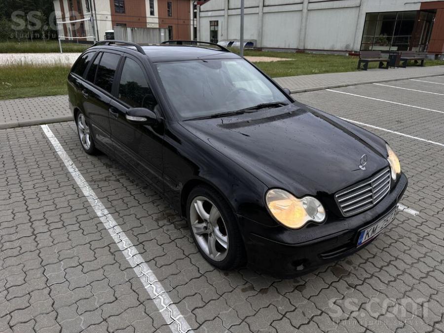 Black Mercedes-Benz C 200 2005 in Riga, with an engine capacity of 2.00 L and mileage of 499 thousand km for 1650 €, photo 3 on AUTOMOTO.COM.LV