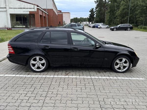 Black Mercedes-Benz C 200 2005 in Riga, with an engine capacity of 2.00 L and mileage of 499 thousand km for 1650 €, photo 3 on AUTOMOTO.COM.LV