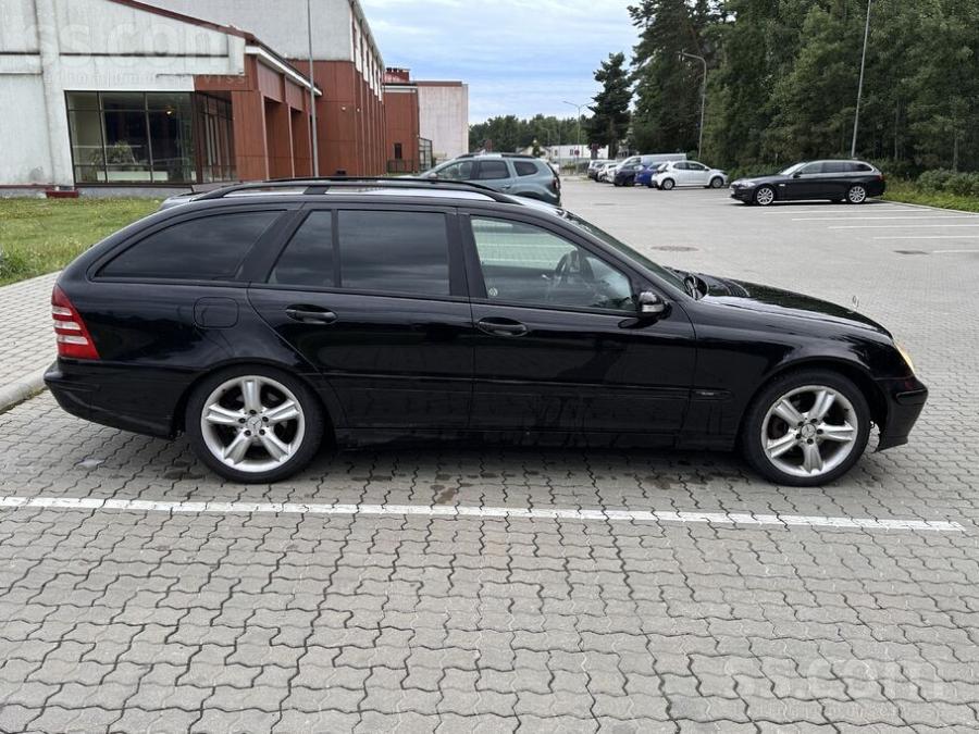 Black Mercedes-Benz C 200 2005 in Riga, with an engine capacity of 2.00 L and mileage of 499 thousand km for 1650 €, photo 4 on AUTOMOTO.COM.LV