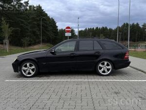 Black Mercedes-Benz C 200 2005 in Riga, with an engine capacity of 2.00 L and mileage of 499 thousand km for 1650 €, photo 7 on AUTOMOTO.COM.LV