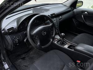 Black Mercedes-Benz C 200 2005 in Riga, with an engine capacity of 2.00 L and mileage of 499 thousand km for 1650 €, photo 8 on AUTOMOTO.COM.LV