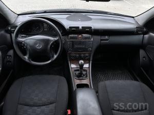 Black Mercedes-Benz C 200 2005 in Riga, with an engine capacity of 2.00 L and mileage of 499 thousand km for 1650 €, photo 9 on AUTOMOTO.COM.LV