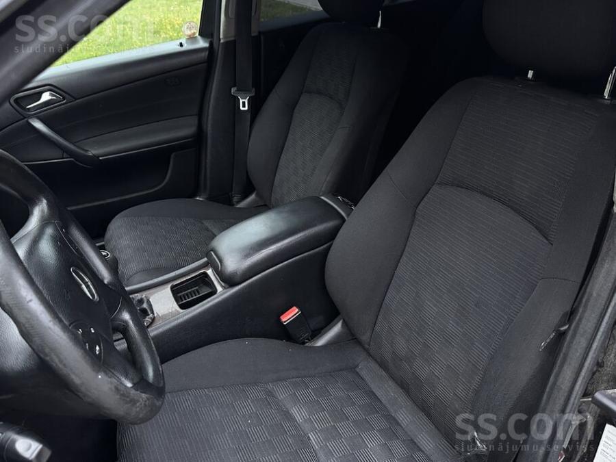 Black Mercedes-Benz C 200 2005 in Riga, with an engine capacity of 2.00 L and mileage of 499 thousand km for 1650 €, photo 10 on AUTOMOTO.COM.LV