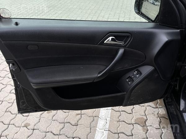 Black Mercedes-Benz C 200 2005 in Riga, with an engine capacity of 2.00 L and mileage of 499 thousand km for 1650 €, photo 10 on AUTOMOTO.COM.LV