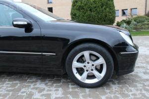 Black Mercedes-Benz C 200 2007 in Saldus, with an engine capacity of 2.20 L and mileage of 267 thousand km for 3650 €, photo 9 on AUTOMOTO.COM.LV