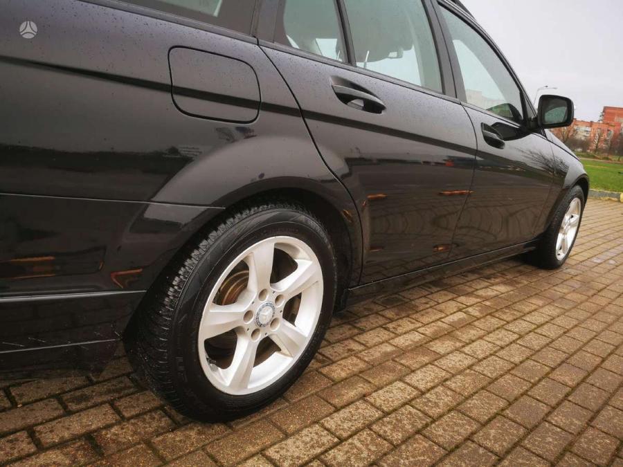 Black Mercedes-Benz C 200 2008 in Klaipeda, with an engine capacity of 2.15 L and mileage of 238 thousand km for 3950 €, photo 8 on AUTOMOTO.COM.LV