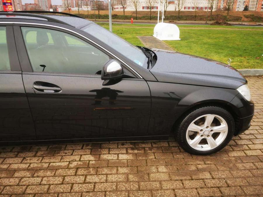 Black Mercedes-Benz C 200 2008 in Klaipeda, with an engine capacity of 2.15 L and mileage of 238 thousand km for 3950 €, photo 14 on AUTOMOTO.COM.LV