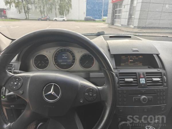 Mercedes-Benz C 200 2008 in Liepaja on AUTOMOTO.COM.LV Black Mercedes-Benz C 200 2008 in Liepaja, with an engine capacity of 2.20 L and mileage of 342 thousand km for 3500 €, photo 5 on AUTOMOTO.COM.LV