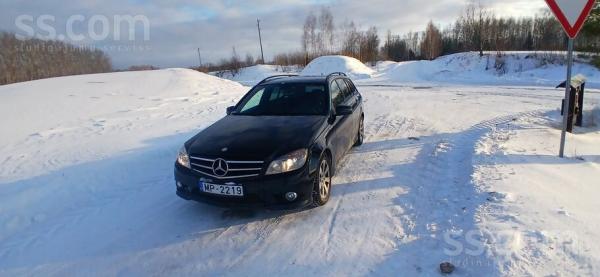 Black Mercedes-Benz C 200 2009 in Kuldiga, with an engine capacity of 2.10 L and mileage of 285 thousand km for 3700 €, photo 2 on AUTOMOTO.COM.LV