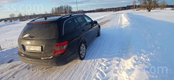 Black Mercedes-Benz C 200 2009 in Kuldiga, with an engine capacity of 2.10 L and mileage of 285 thousand km for 3700 €, photo 4 on AUTOMOTO.COM.LV