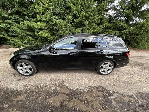 Black Mercedes-Benz C 200 2009 in Vilnius, with an engine capacity of 2.15 L and mileage of 283 thousand km for 3800 €, photo 3 on AUTOMOTO.COM.LV