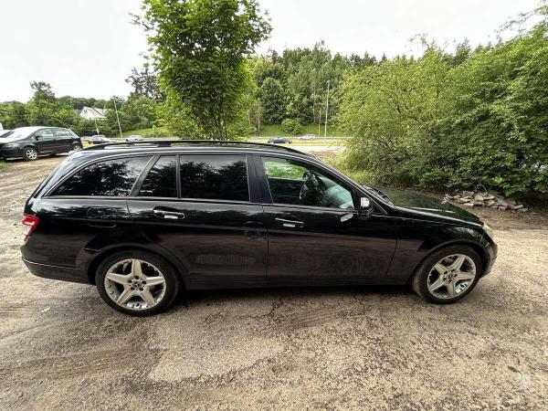 Black Mercedes-Benz C 200 2009 in Vilnius, with an engine capacity of 2.15 L and mileage of 283 thousand km for 3800 €, photo 5 on AUTOMOTO.COM.LV