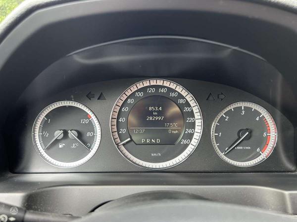 Black Mercedes-Benz C 200 2009 in Vilnius, with an engine capacity of 2.15 L and mileage of 283 thousand km for 3800 €, photo 6 on AUTOMOTO.COM.LV
