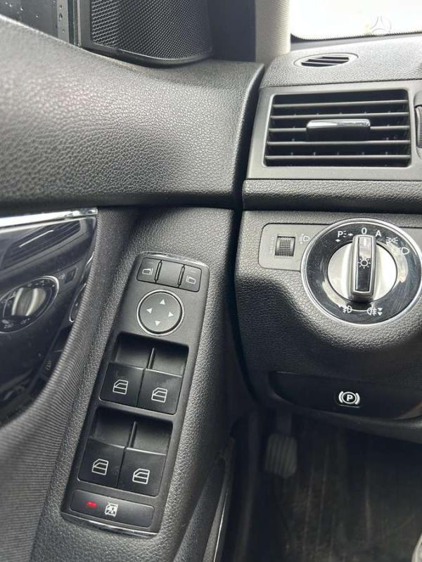 Black Mercedes-Benz C 200 2009 in Vilnius, with an engine capacity of 2.15 L and mileage of 283 thousand km for 3800 €, photo 9 on AUTOMOTO.COM.LV