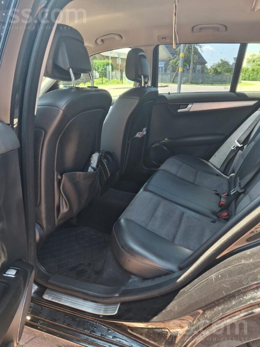 Black Mercedes-Benz C 200 2009 in Preili, with an engine capacity of 2.10 L and mileage of 351 thousand km for 4150 €, photo 3 on AUTOMOTO.COM.LV