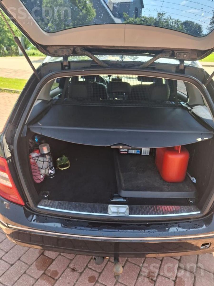 Black Mercedes-Benz C 200 2009 in Preili, with an engine capacity of 2.10 L and mileage of 351 thousand km for 4150 €, photo 5 on AUTOMOTO.COM.LV