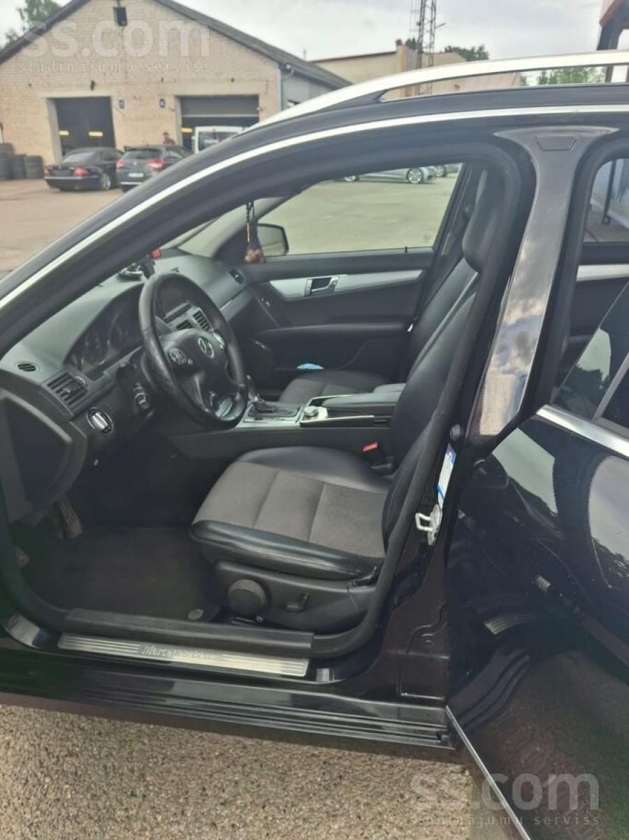 Black Mercedes-Benz C 200 2009 in Preili, with an engine capacity of 2.10 L and mileage of 351 thousand km for 4150 €, photo 7 on AUTOMOTO.COM.LV