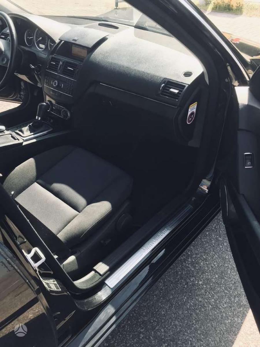 Melns Mercedes-Benz C 200 2009 Viļņa, ar dzinēja tilpumu 2.15 L un nobraukumu 305 tūkst. km par 3500 €, foto 5 vietnē AUTOMOTO.COM.LV