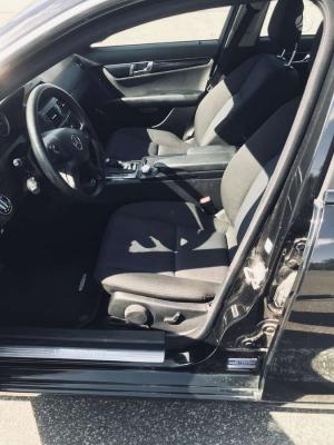 Melns Mercedes-Benz C 200 2009 Viļņa, ar dzinēja tilpumu 2.15 L un nobraukumu 305 tūkst. km par 3500 €, foto 6 vietnē AUTOMOTO.COM.LV