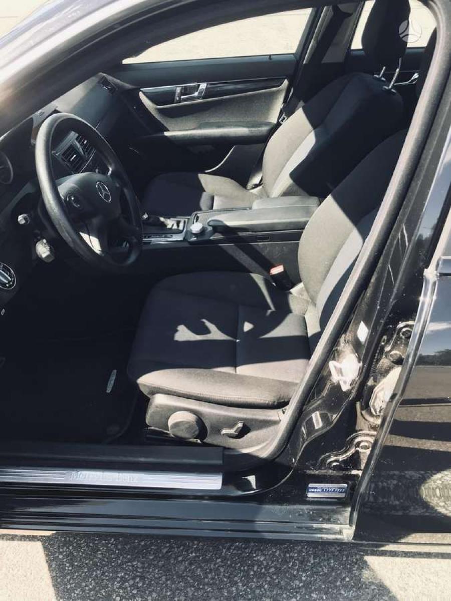Melns Mercedes-Benz C 200 2009 Viļņa, ar dzinēja tilpumu 2.15 L un nobraukumu 305 tūkst. km par 3500 €, foto 6 vietnē AUTOMOTO.COM.LV